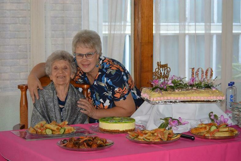 Geliefdes kom van ver vir tannie Runa se 100e | Rekord