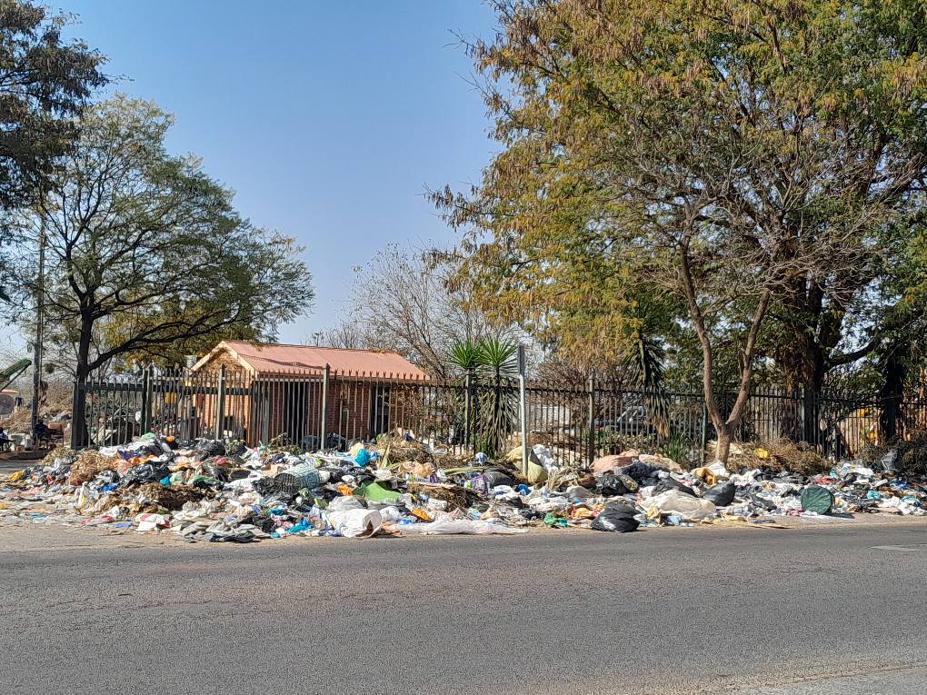 Illegal dumping continues: normal waste collection to resume soon | Rekord
