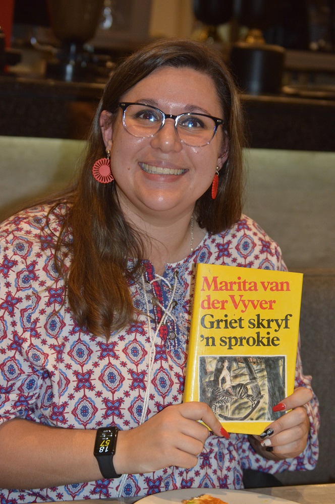Pretoria-Noord boekwurms bring talle versamelboeke vir bekende skrywer ...