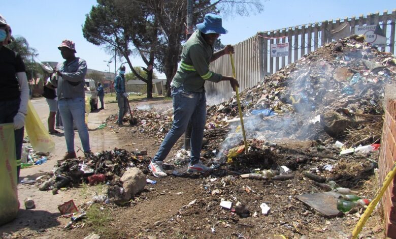 Foundation, volunteers join hands to clear illegal dumping site | Rekord