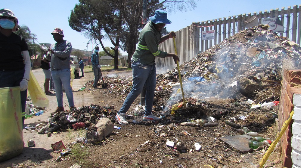 Foundation, volunteers join hands to clear illegal dumping site | Rekord