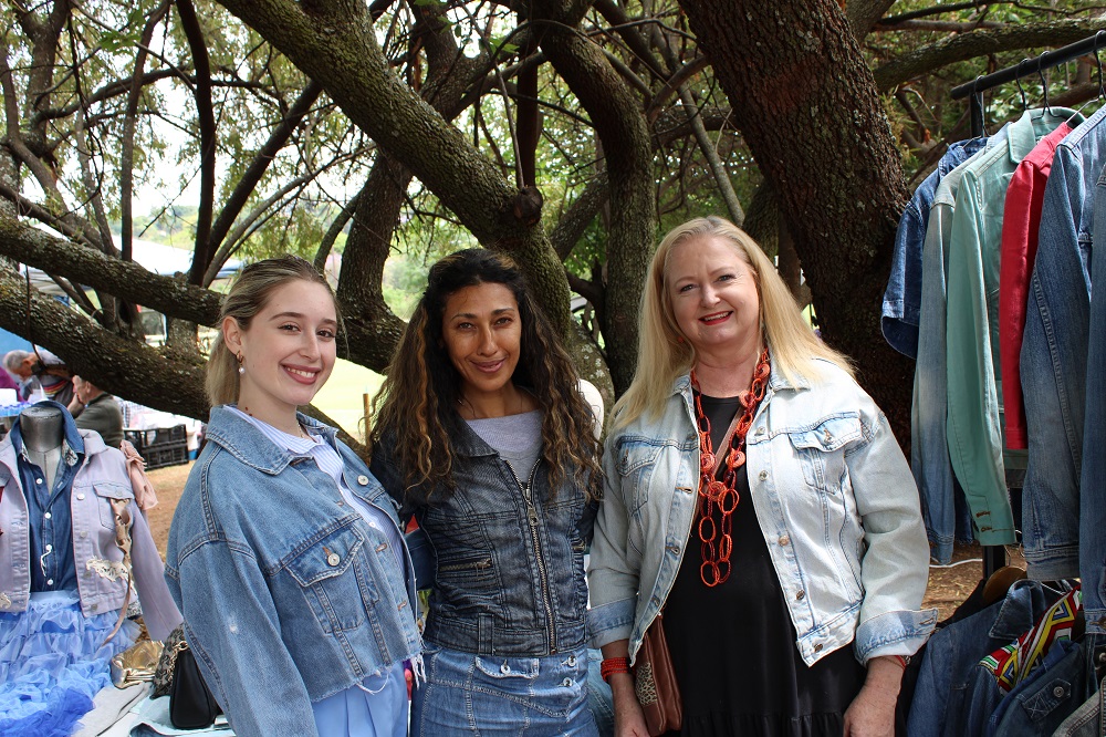 Collectors pleased with what car boot sale has to offer | Rekord