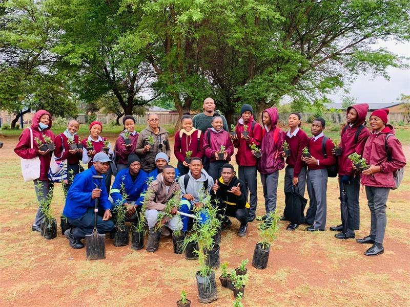 Learners plant community gardens to celebrate after-school programmes | Rekord