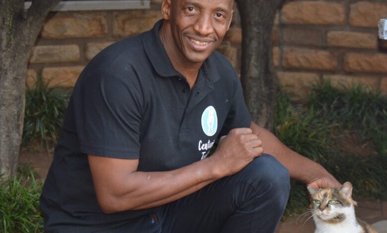 Teater se deurman Charlie word bekroon vir sy onbaatsugtige ...
