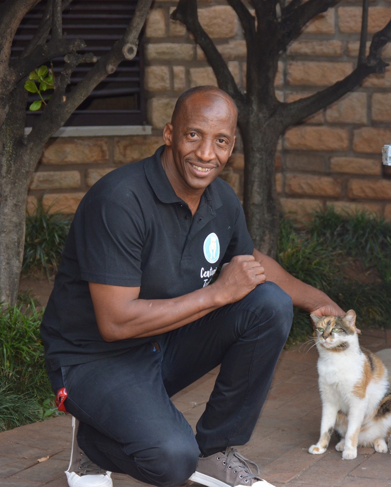 Teater se deurman Charlie word bekroon vir sy onbaatsugtige ...