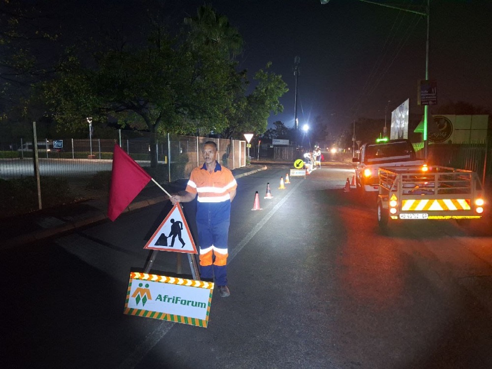 Buurtspan verf padstrepe oor in die Moot | Rekord