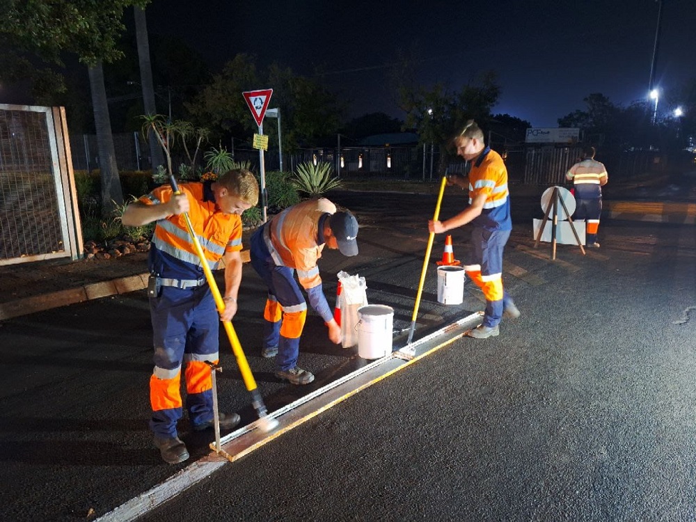 Buurtspan verf padstrepe oor in die Moot | Rekord