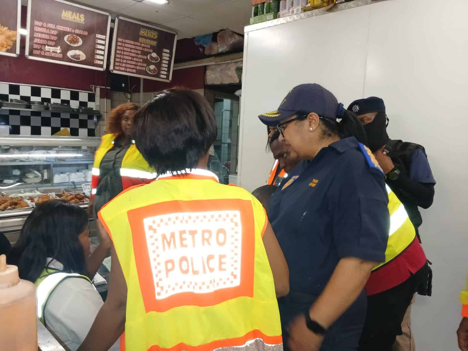 Metro police arrest 19 immigrants during by-law operation | Rekord