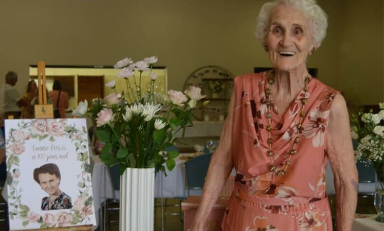 Tannie Hes vier 100 jaar: "Kyk net na Bo" | Rekord