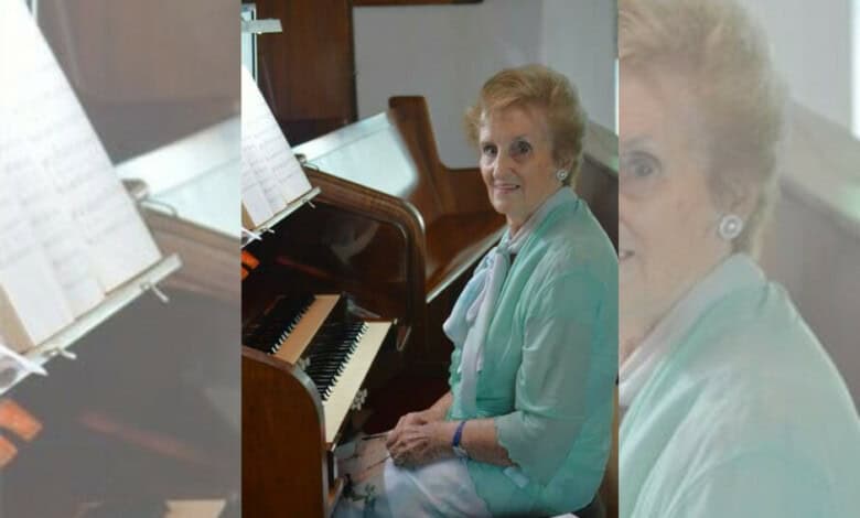 Tannie Dolly groet na 55 jaar agter die orrel | Rekord