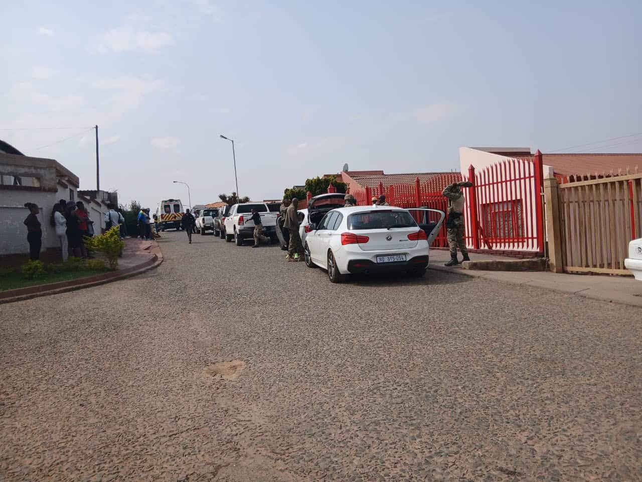 Armed police officer takes mum, learner hostage in Mamelodi | Rekord