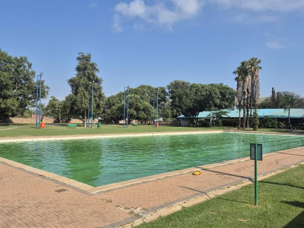 Moontlike interdik dreig oor Moot-swembad | Rekord