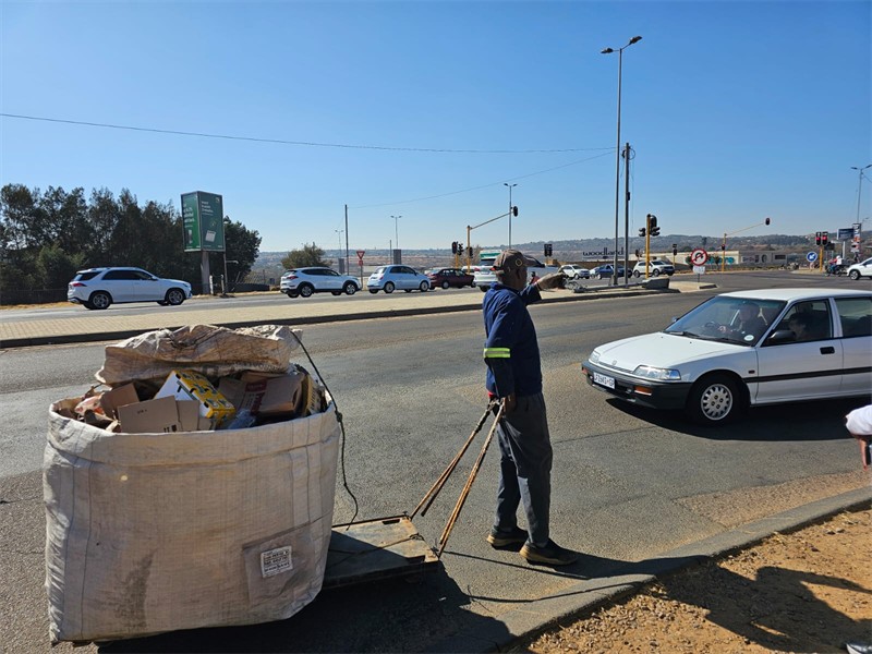 Waste pickers raise road safety fears, metro to review by-law | Rekord