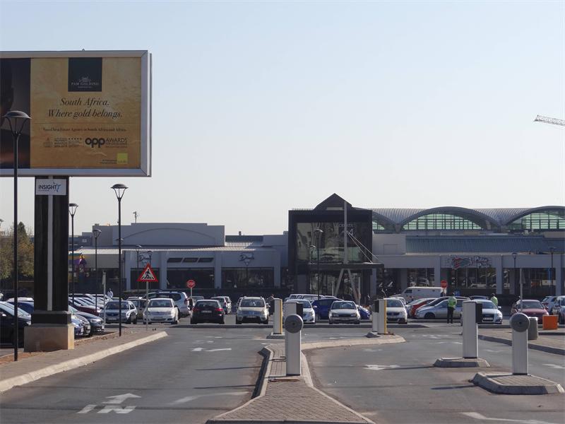 Car gets stripped in parking lot at Cresta Shopping Centre | Randburg Sun