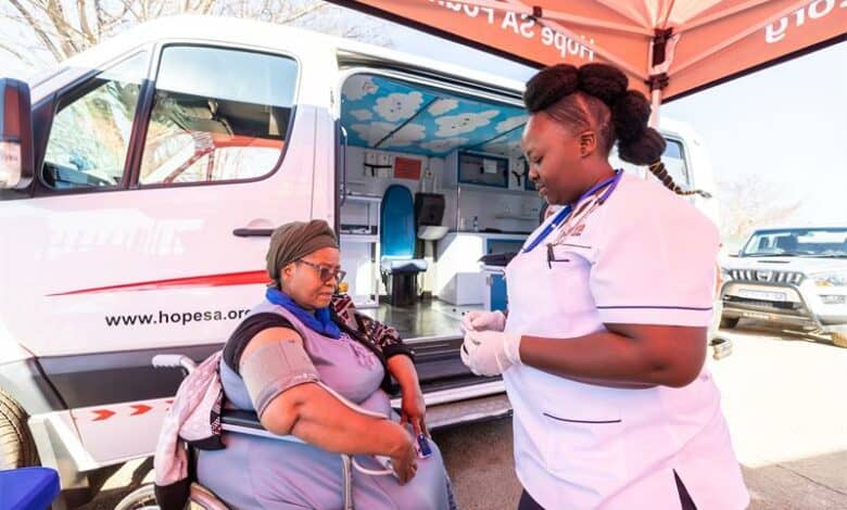 IIE-Vega donates R15 000 to Hope SA Foundation and CANSA | Randburg Sun