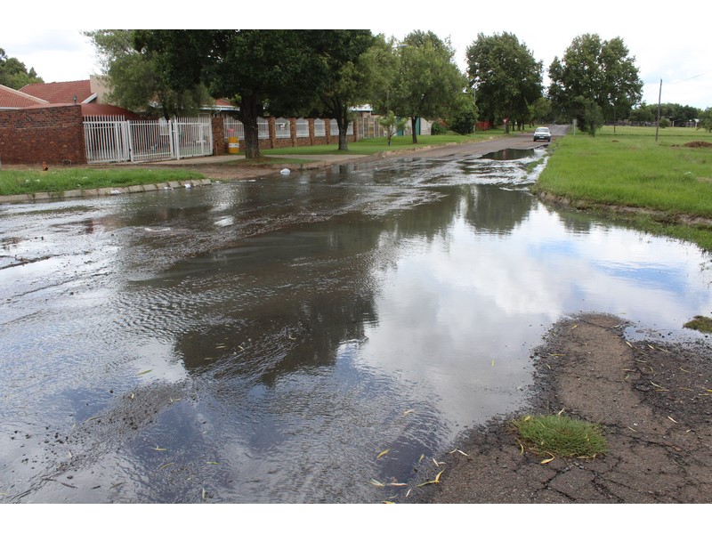 Riool stroom vir vier dae in straat af | Middelburg Observer