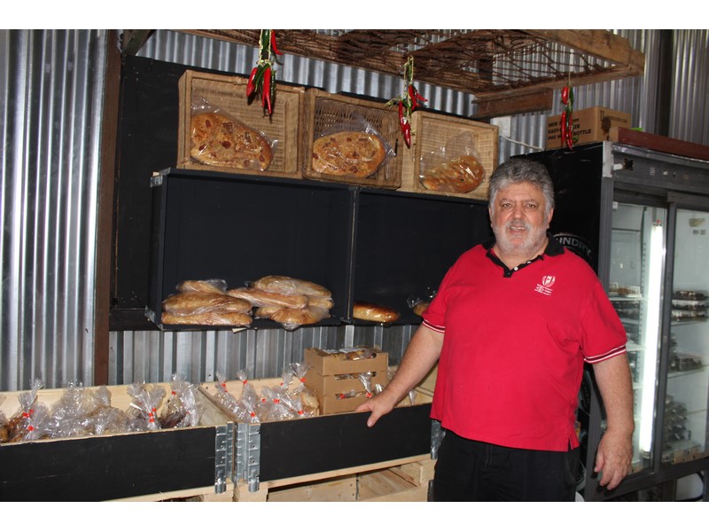 Stelte, modelle en brood by vlooimark | Middelburg Observer