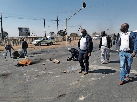 Roads in Mhluzi still barricaded | Middelburg Observer