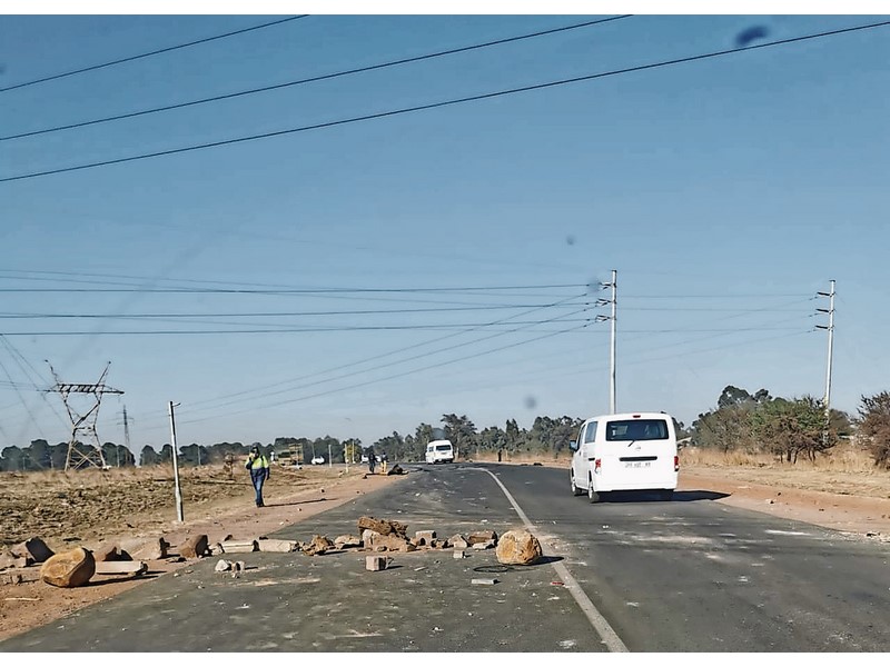 Roads in Mhluzi still barricaded | Middelburg Observer