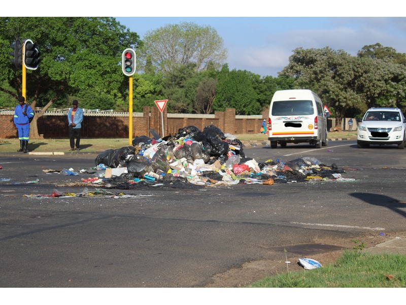 Julle staak, dan betaal ons nie vir dienste wat nie gelewer word nie ...