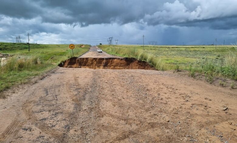AVOID: Road between Hendrina and Wonderfontein washed entirely away ...