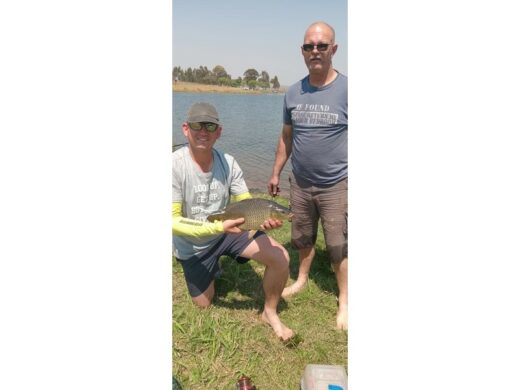 X-strale wys seun wat van fiets af gery is, se enkel is gebreek ...