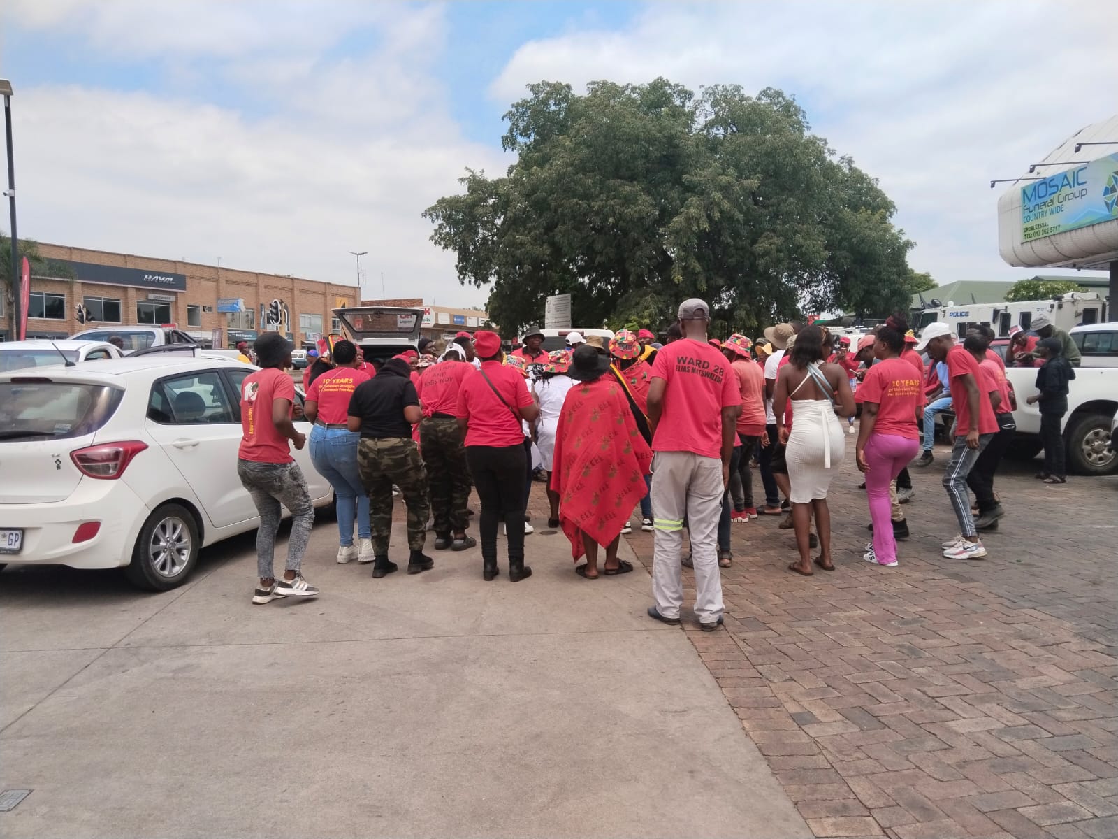 WATCH: Groblersdal chaos continues - Small group of red berets protest ...