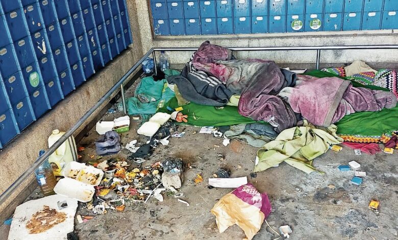 Jig! Poskantoor ’n nagmerrie van ontlasting, naalde, gemors ...