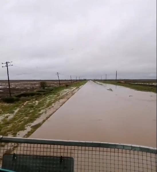 Video: Reënwater dam op in landerye, spoel oor pad | Middelburg Observer