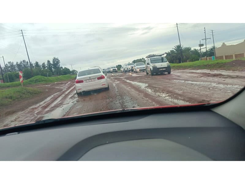 R555 covered in mud, traffic grinds to a halt | Middelburg Observer