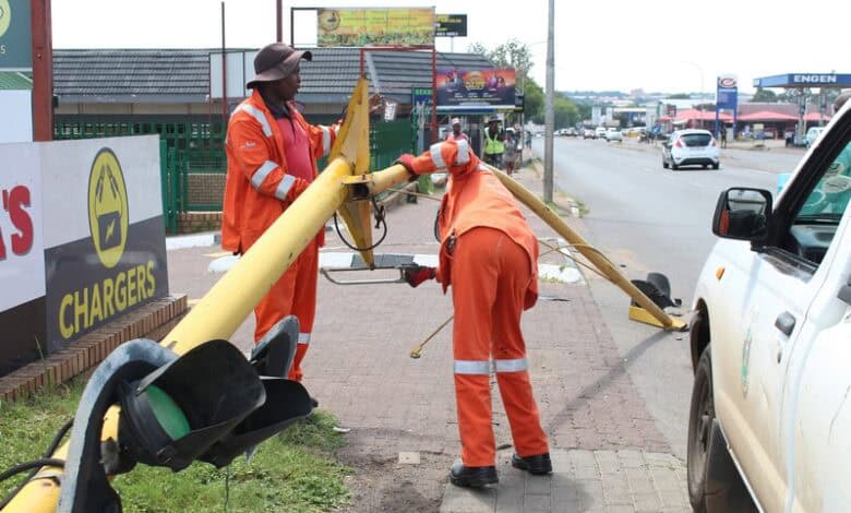 Video: Trok ry heining en verkeerslig in sy kanon in | Middelburg Observer