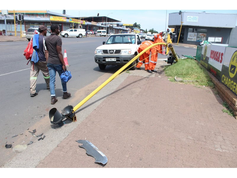 Video: Trok ry heining en verkeerslig in sy kanon in | Middelburg Observer