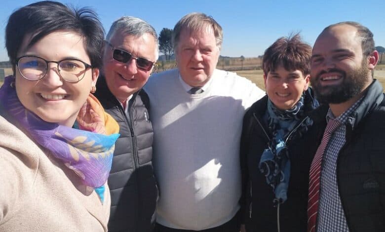 Pa en seun handel is vee, nie mense | Middelburg Observer