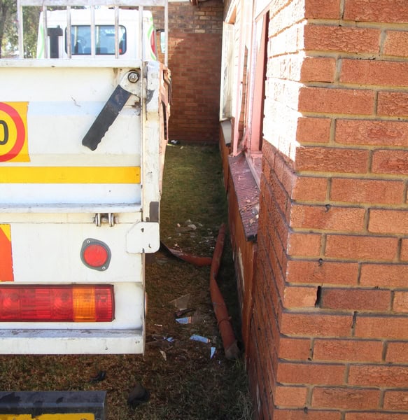 Trok bars deur muur, kom teen huis tot stilstand | Middelburg Observer