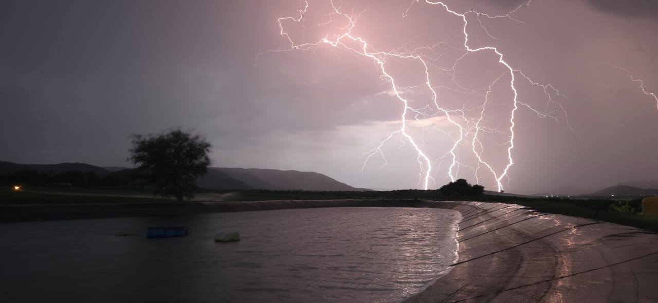 Foto’s van gisteraand se ‘skrikwekkende’ weerlig gedeel | Middelburg ...