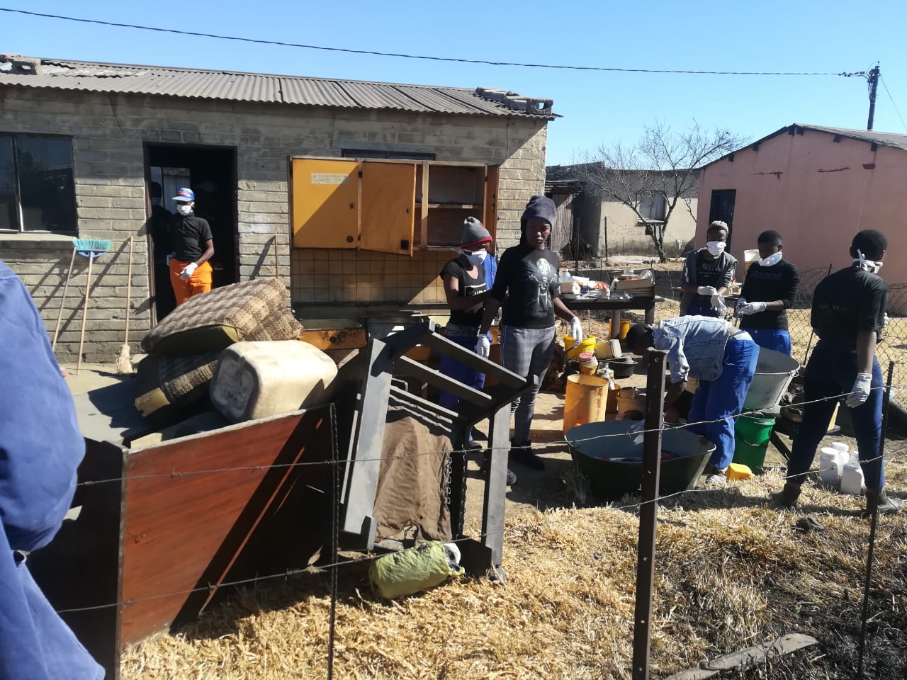 Davel Police clean houses for Mandela Day | Highvelder News