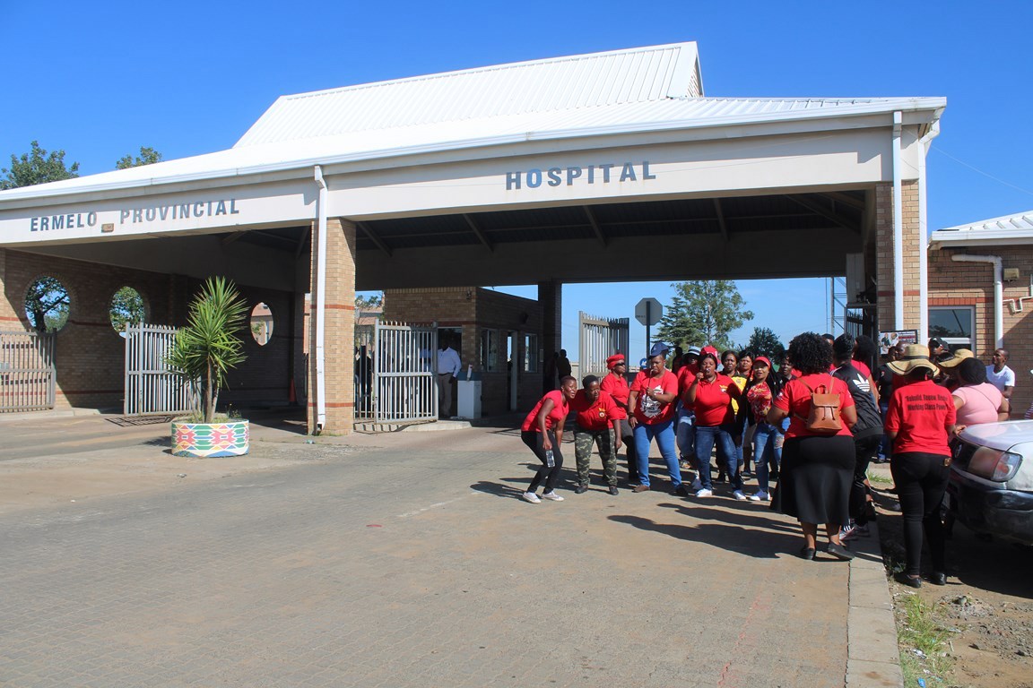 Security guards at Ermelo Provincial Hospital: “They treat us like dogs ...