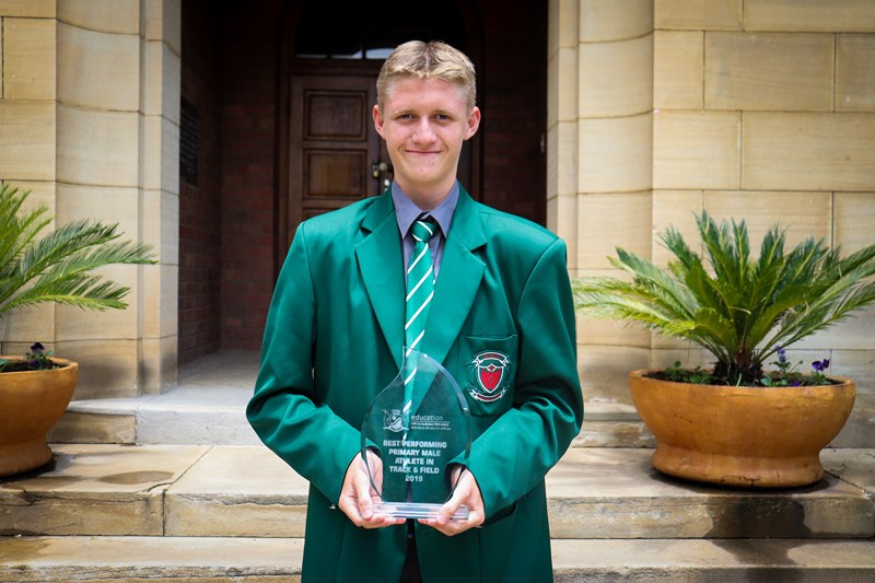 Tyrone Berning ontvang distriksprys vir beste baan- en veldatleet vir ...