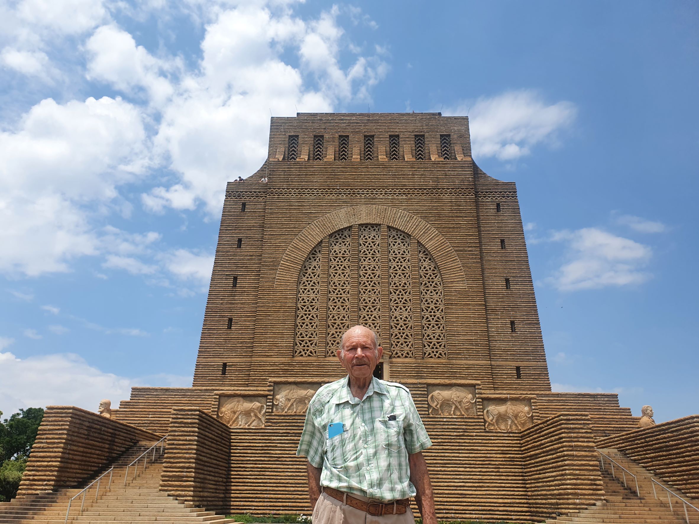 Oom Jan Oosthuizen van Morgenzon besoek sy ossewa by ...