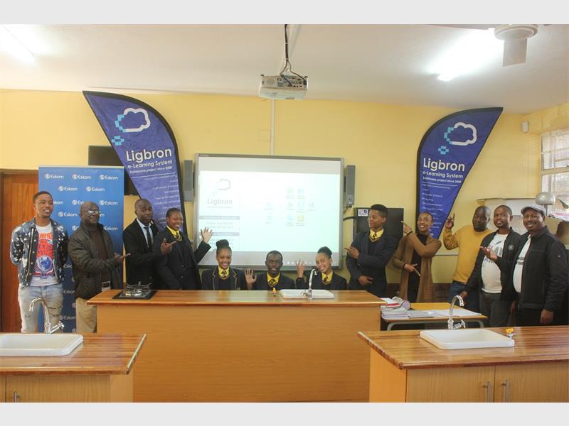 Lindile Secondary School gets two e-learning systems | Highvelder News