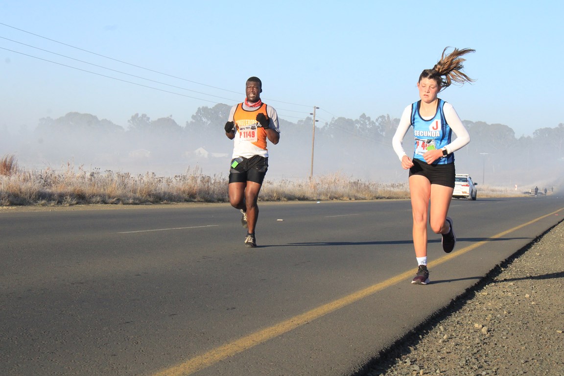 Runners brave misty weather in Ermelo during TWK Marathon | Highvelder News