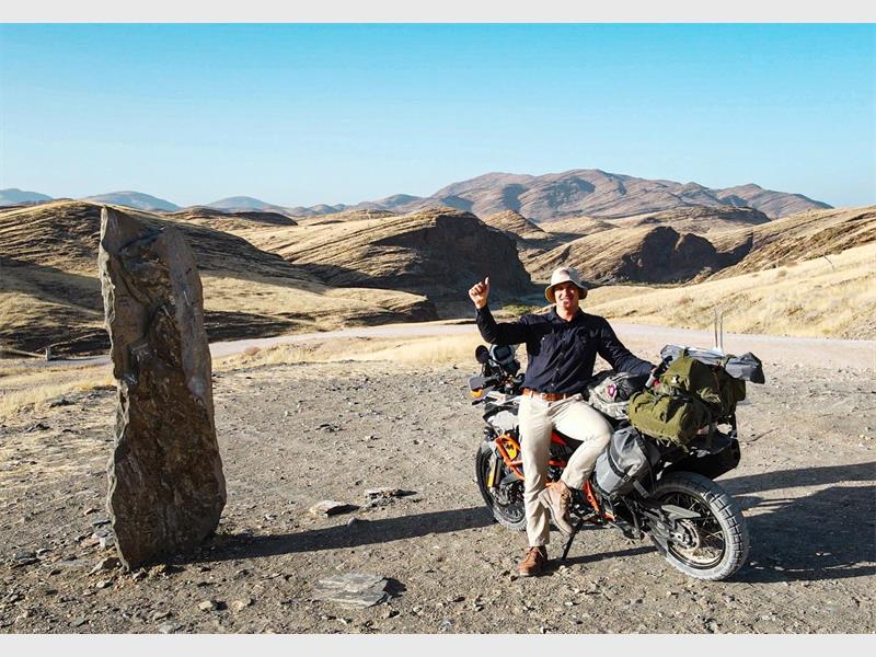 Ermeloër alleen op sy ysterperd op Namibiese grondpaaie | Highvelder News