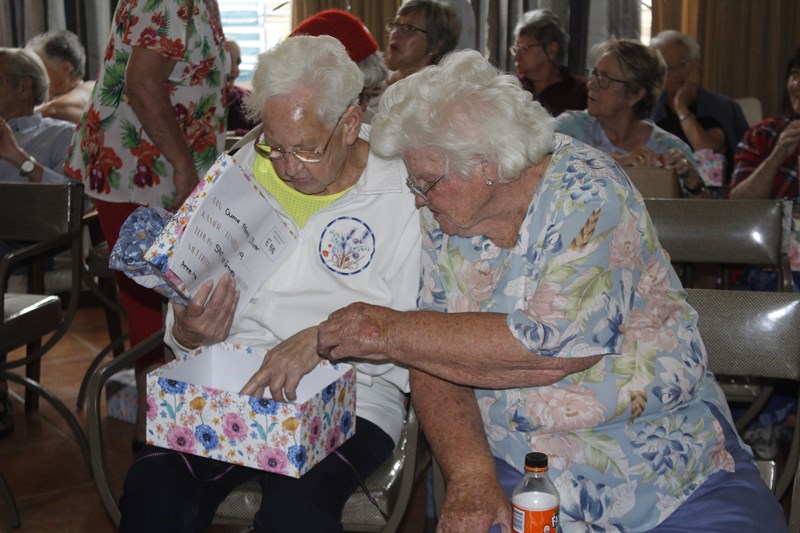 Oupas en oumas van SAVF-tehuis word vir Kersfees bederf | Highvelder News