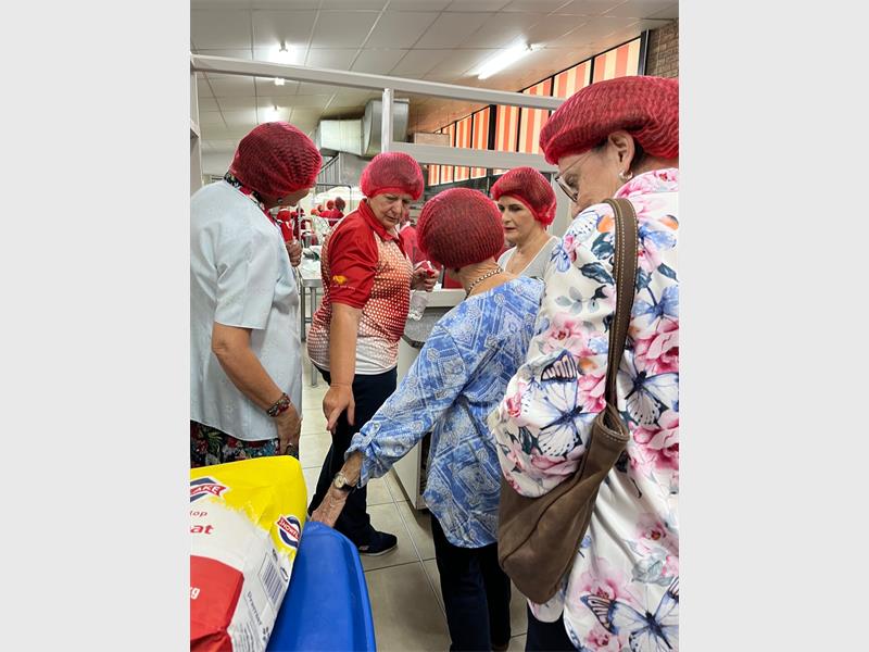 Tuinbouklub kuier by Ouma Rooi se koeksisterfabriek in Ermelo ...