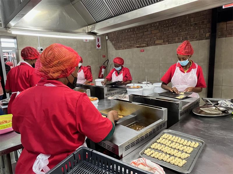 Tuinbouklub kuier by Ouma Rooi se koeksisterfabriek in Ermelo ...