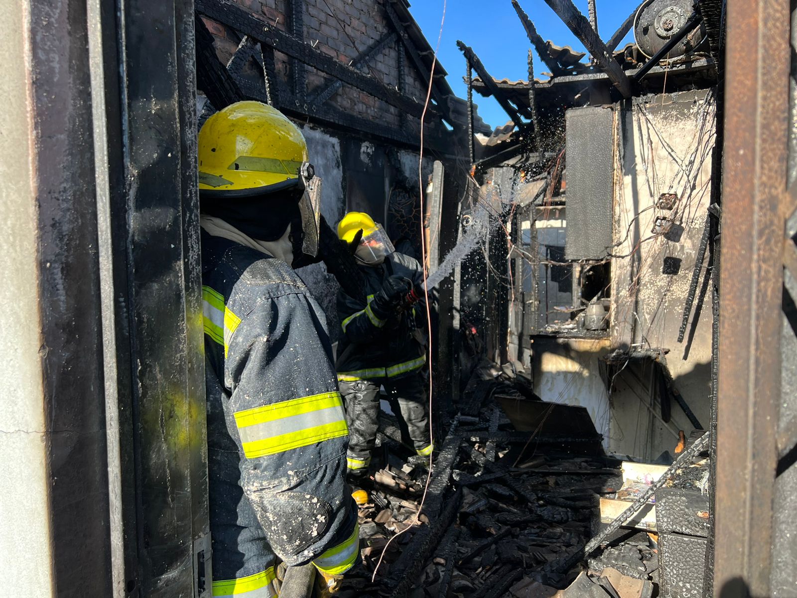 GALERY: Ermelo gesin leef in motorhuis na huisbrand | Highvelder News