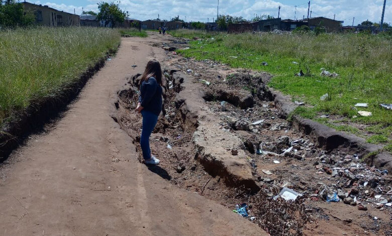 Inwoners die josie in oor haglike paaie in Chrissiesmeer | Highvelder News