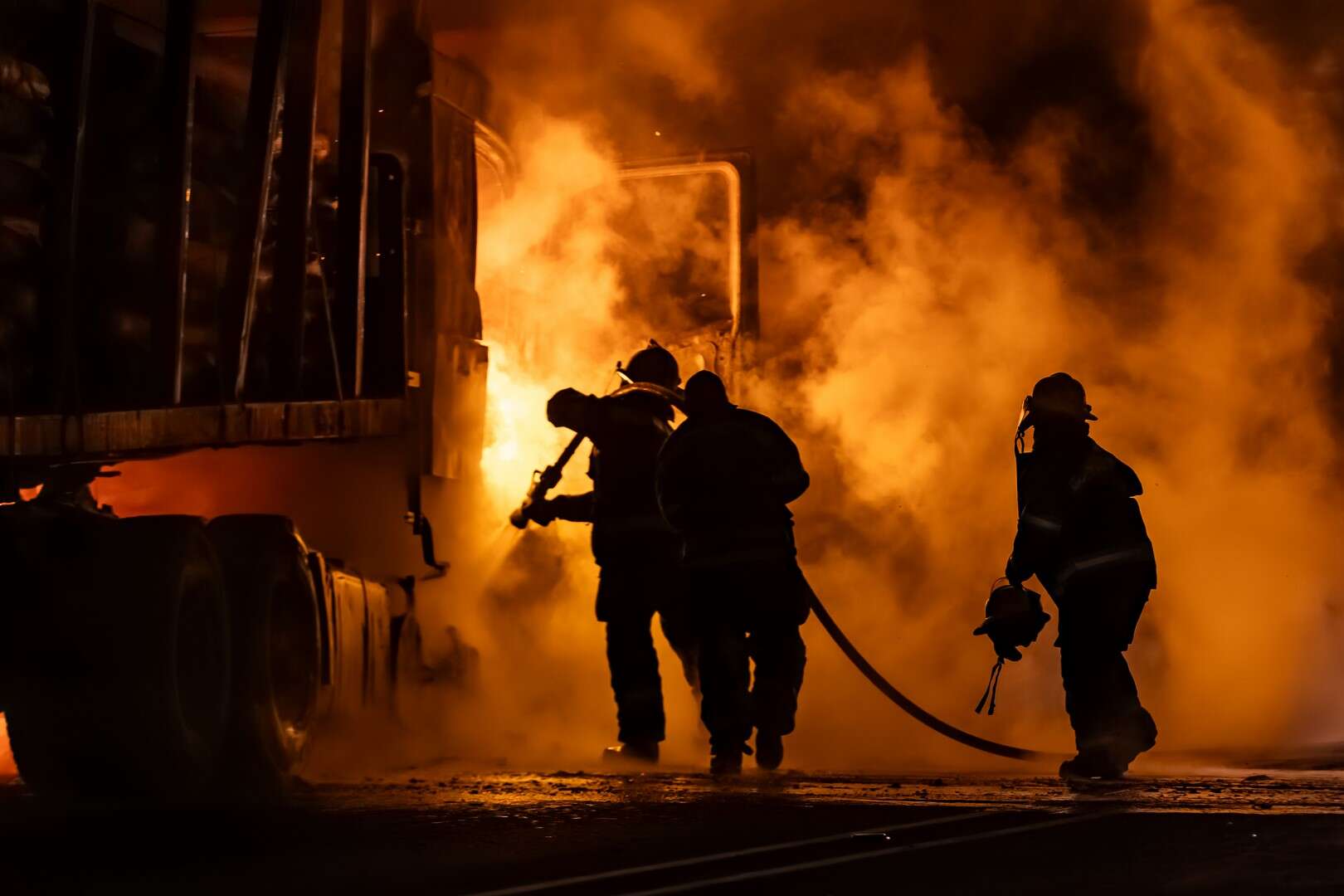 IN PICTURES: Truck fire on N17 sparks roadside blaze near Ermelo ...