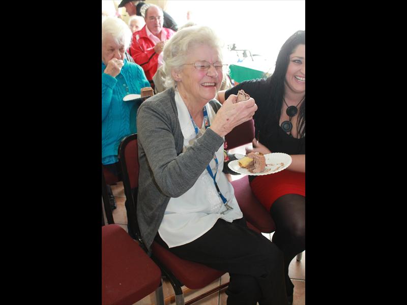 Bejaardes vier Susan se verjaarsdag saam | Ridge Times