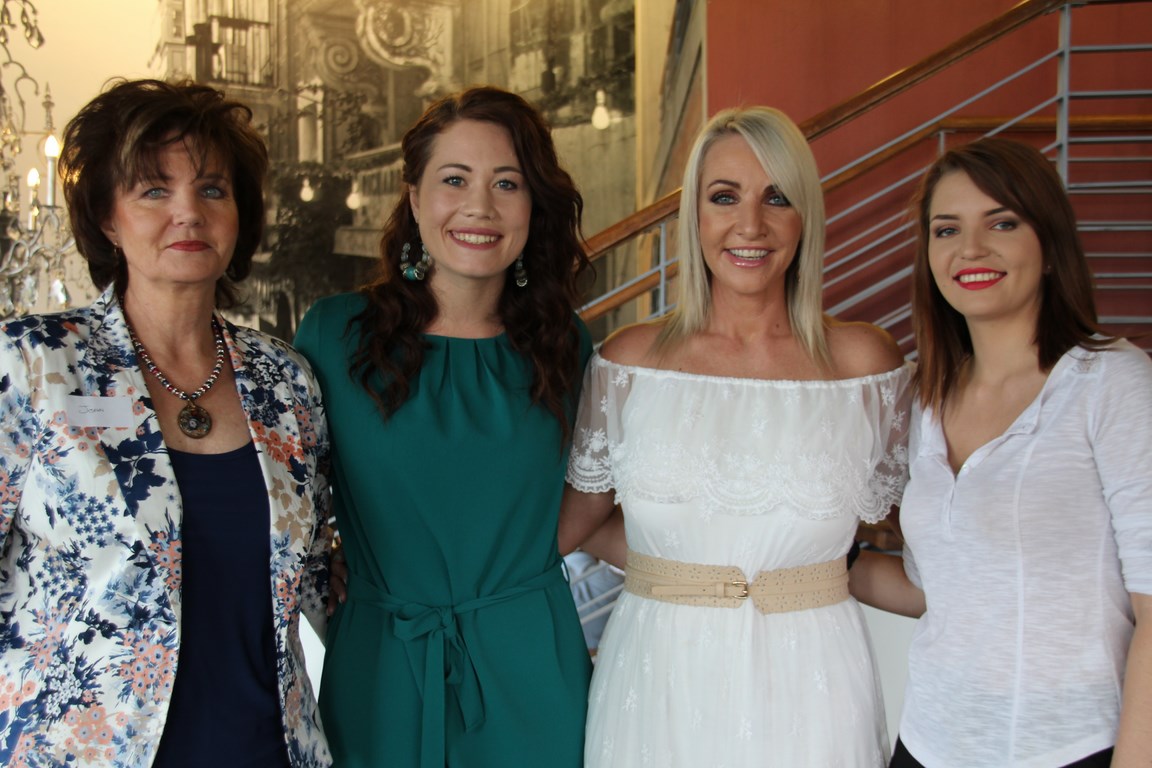 Photo gallery - Jolanda Bedeker gives make-up illustration during ...